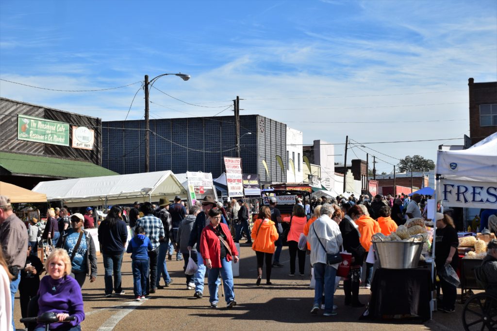 2018 Christmas in Crockett Attracts Large Crowd - The Messenger News