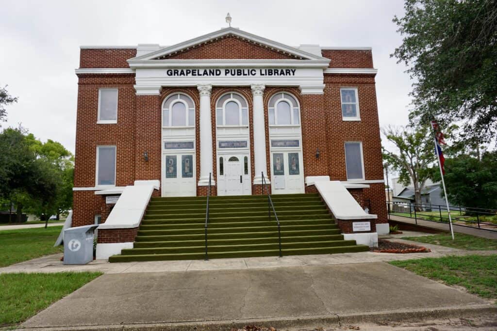 Grapeland Public Library Holds Used Book and Rummage Sale - The ...